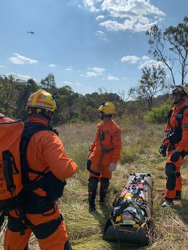 Mulher é socorrida de helicóptero após cair em cachoeira no DF | Metrópoles Mulher é socorrida de helicóptero após cair em cachoeira no DF | Metrópoles