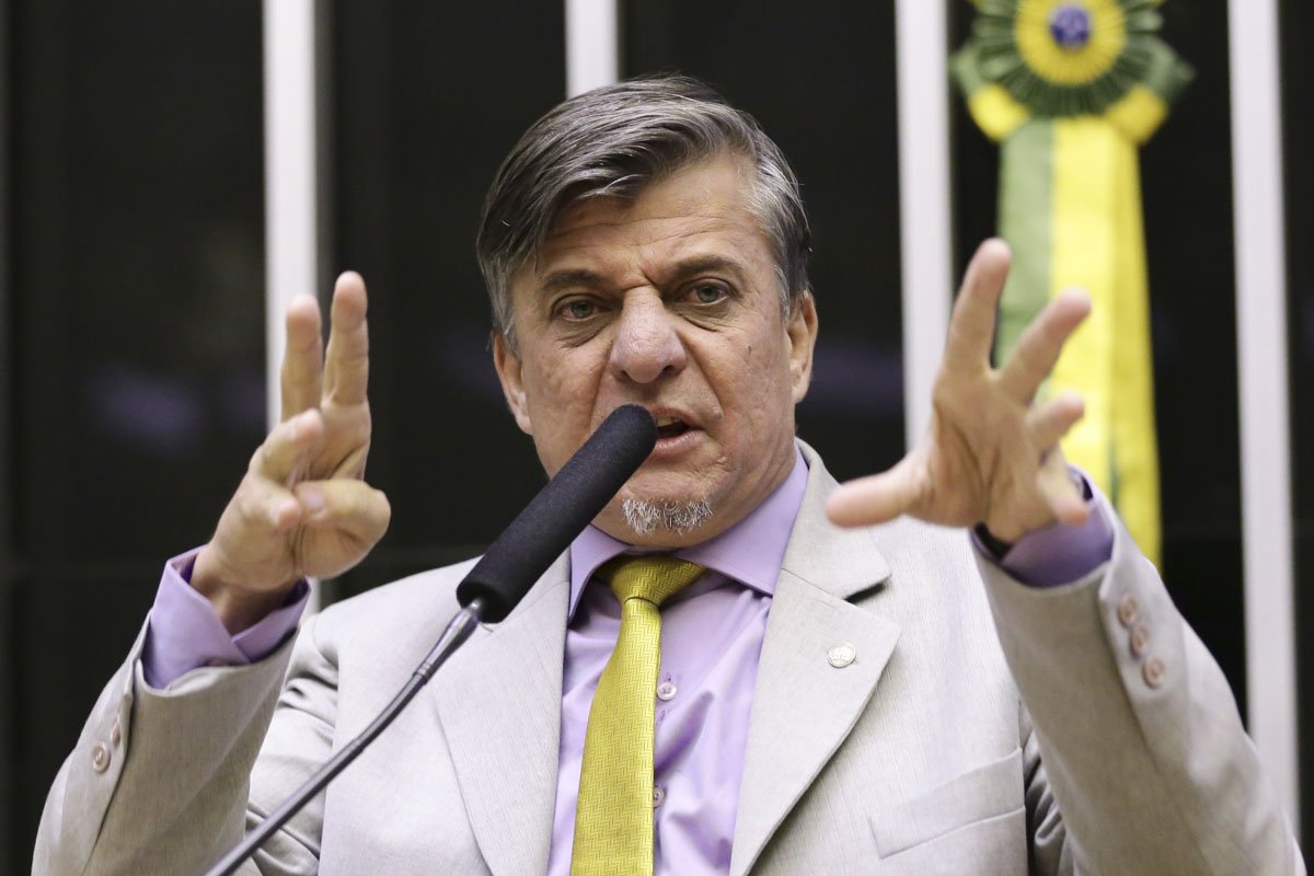 Deputado Boca Aberta tieta Bolsonaro na porta do Alvorada | Metrópoles