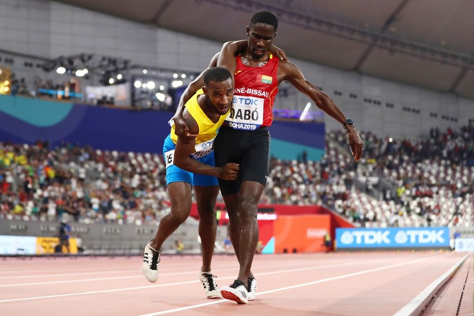 Vídeo: atleta abre mão de prova para ajudar rival lesionado | Metrópoles