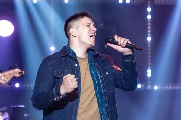 Jackson Follmann emociona no PopStar ao cantar “Tente Outra Vez ...