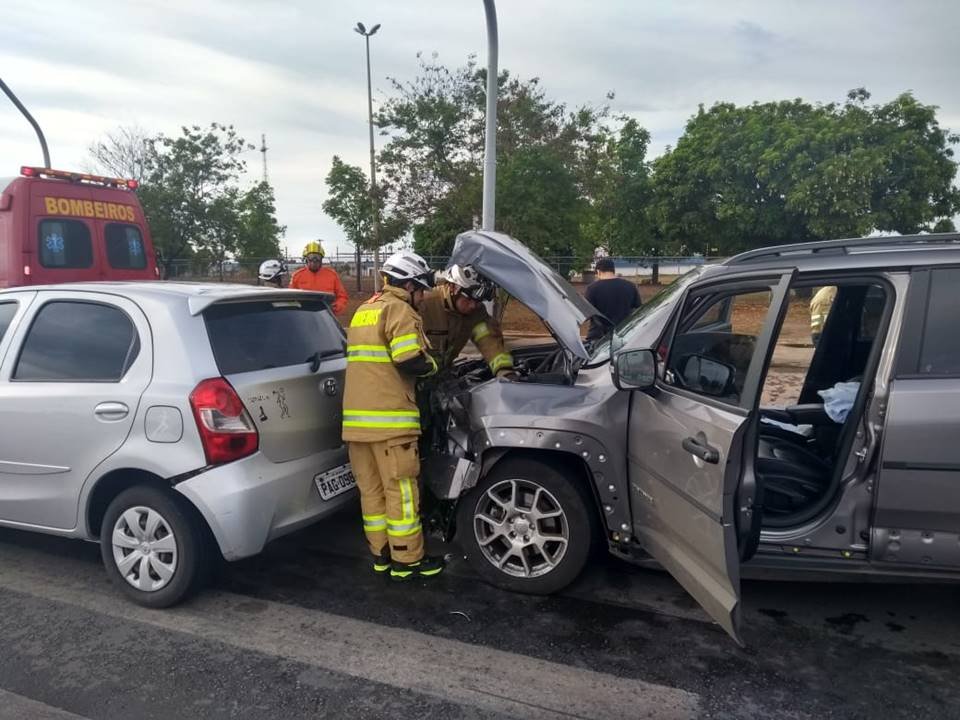 Engavetamento entre quatro veículos deixa dois feridos no DF
