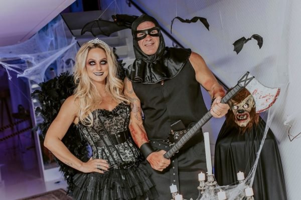 Marcelo e Amanda de Luca capricham em noite de Halloween | Metrópoles