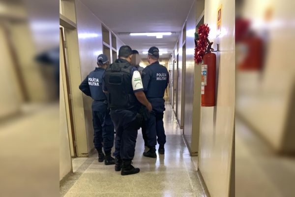 Df Bandido Tenta Roubar Arma E Vigilante De Posto De Saúde Atira
