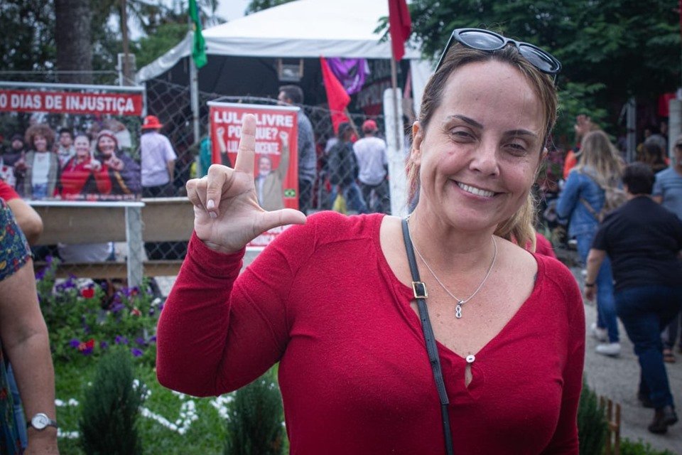 Filha de Lula vai a acampamento em defesa da liberdade do pai | Metrópoles