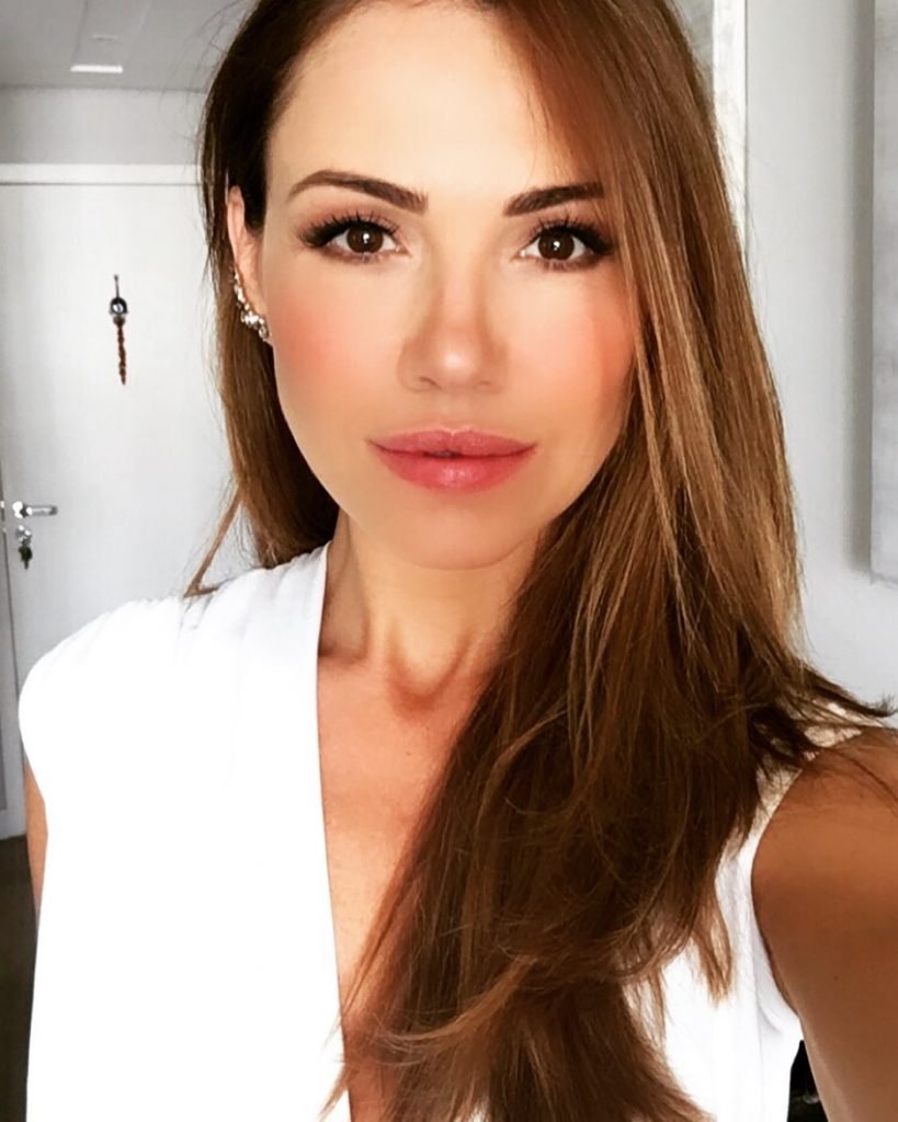 Sexy! Irmã de Ellen Rocche ostenta curvas em ensaio de lingerie ...