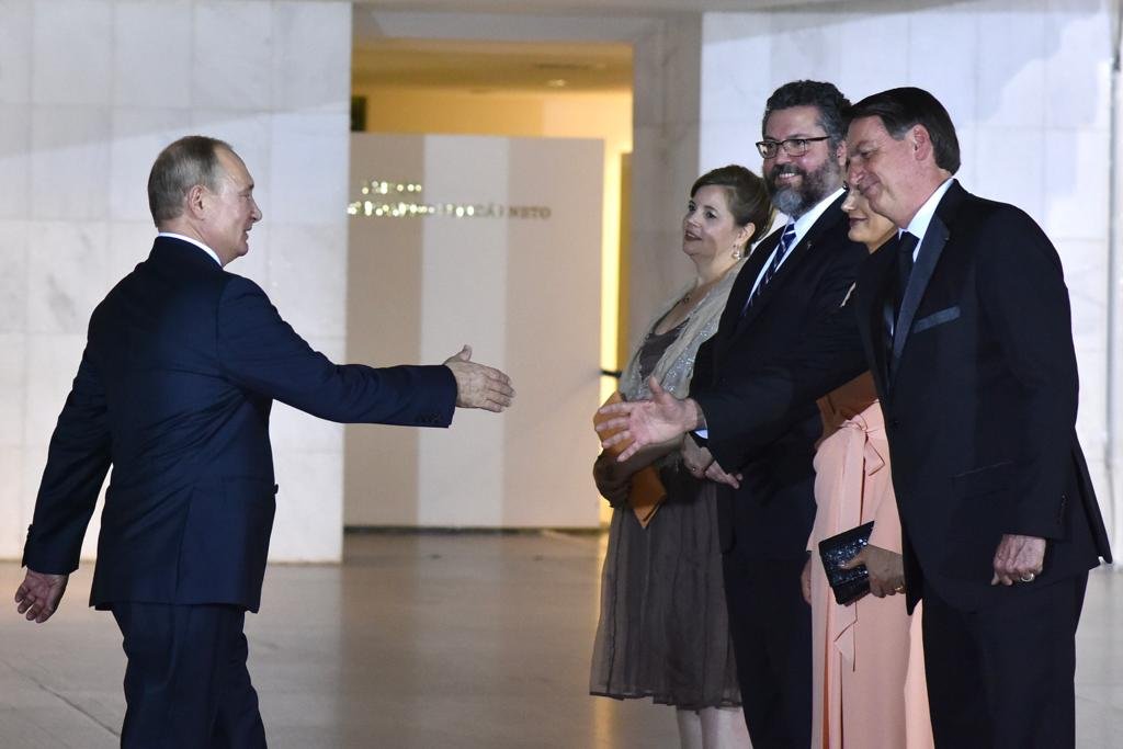 Bolsonaro liga para Putin para falar de coronavírus e sobre o Brics ...