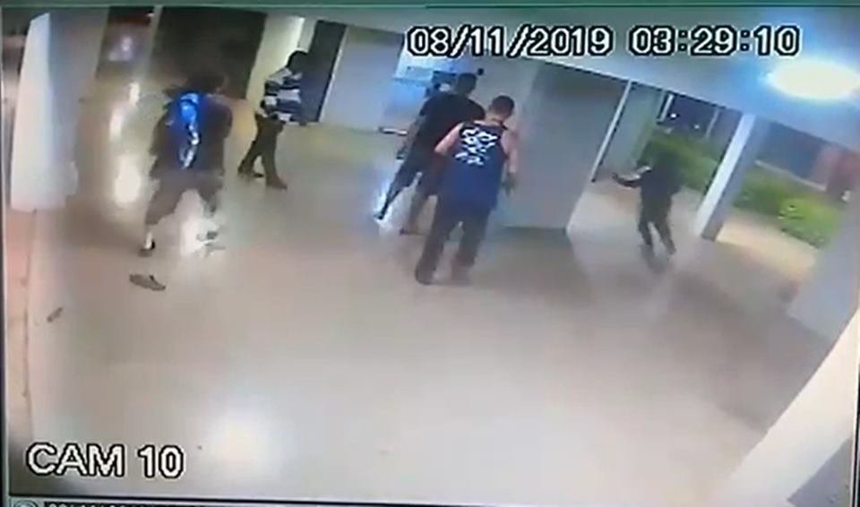 Vídeo. Vigia é espancado por grupo em prédio da Asa Norte | Metrópoles