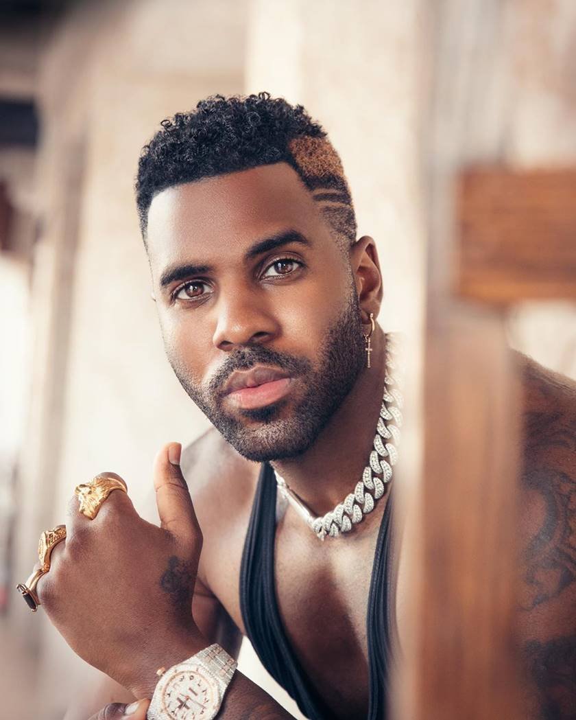Rapper Jason Derulo posta foto de sunga e diz ter uma "anaconda"