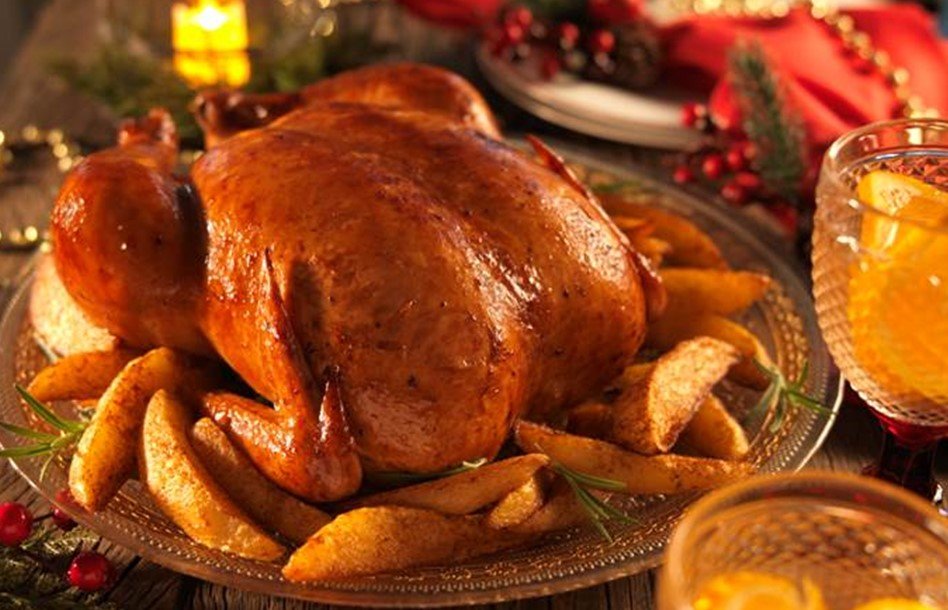 Receita: aprenda a fazer um chester assado com batatas rústicas ...