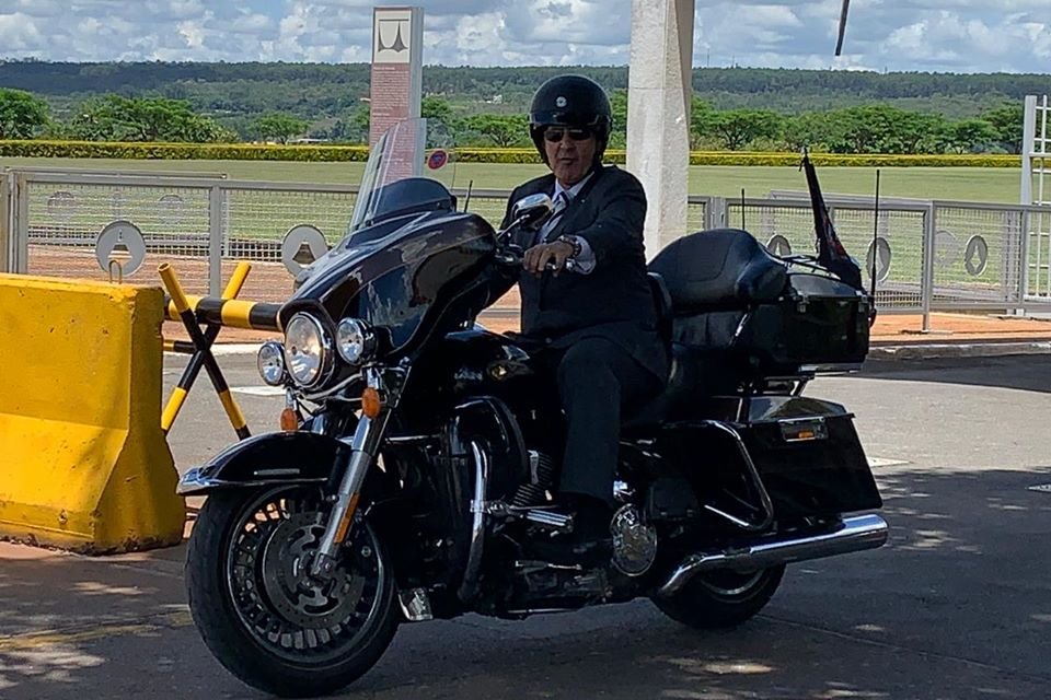 Ministro “motoqueiro”: Ramos visita Bolsonaro em Harley Davidson ...