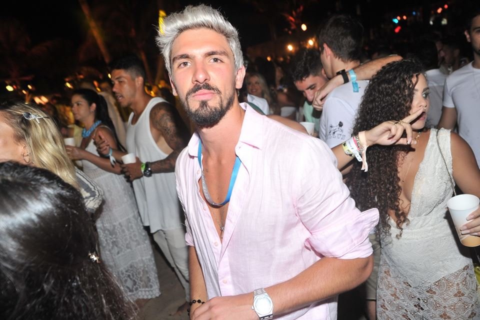 Ao som da Banda Eva, Pipa recebe 2020 com festa animada