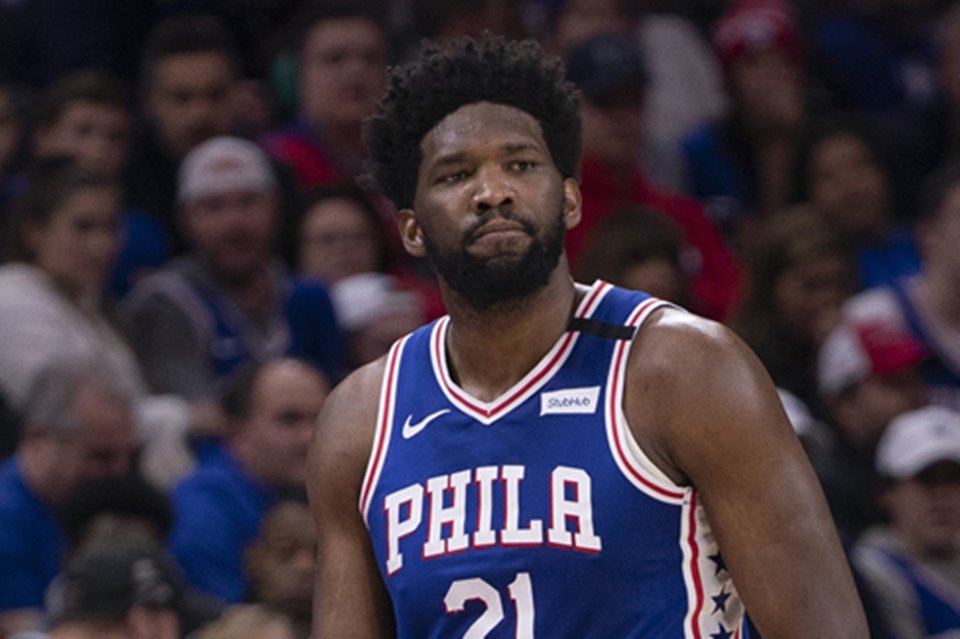 Imagem forte: Embiid vira dedo quase 90º e volta à quadra na NBA ...