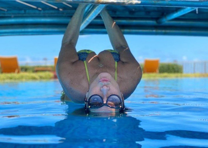 Ex Bbb Ieda Ostenta Corpão Ao Surgir De Biquíni Ousado Na Piscina