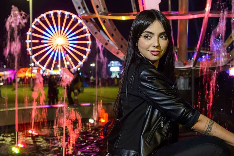 Quem é Nyvi Estephan? Repórter do BBB20 é gamer e influenciadora ...