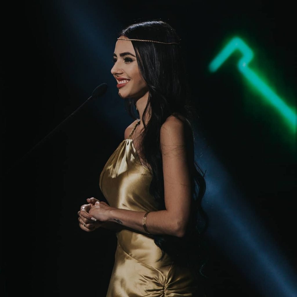 Quem é Nyvi Estephan? Repórter do BBB20 é gamer e influenciadora ...