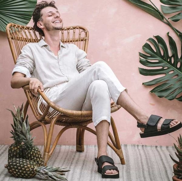 Insecta Shoes lança calçados feitos com “couro” de abacaxi | Metrópoles