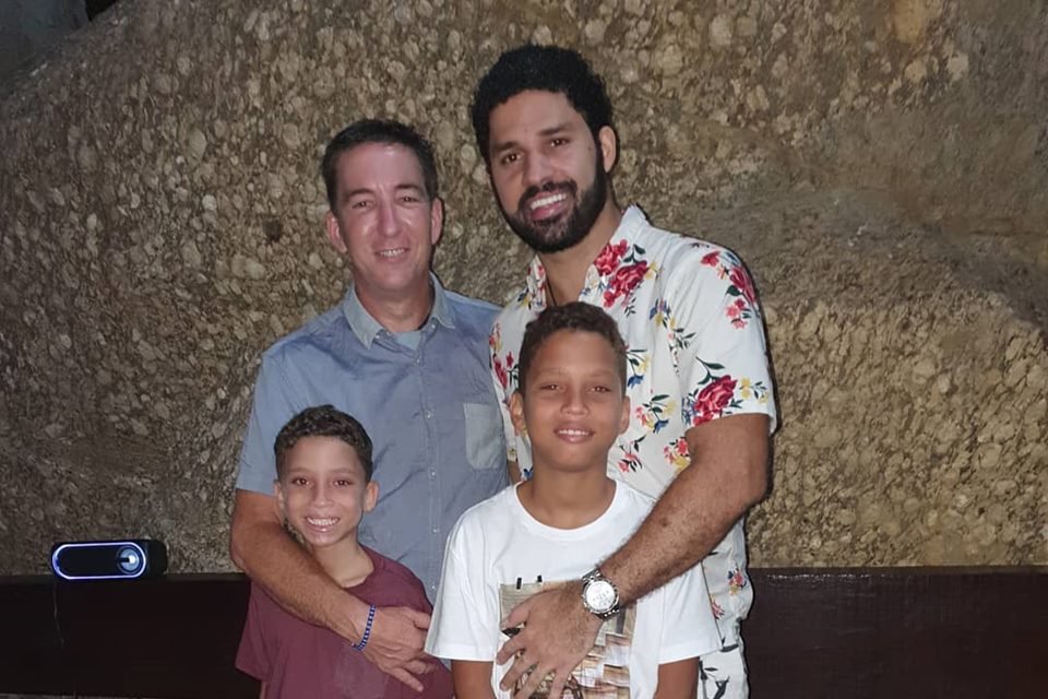 David Miranda comemora 15 anos ao lado de Glenn Greenwald | Metrópoles