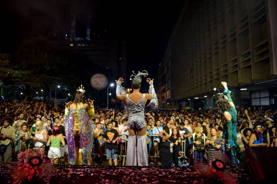 Carnaval de blocos alternativos leva milhares de foliões às ruas ...