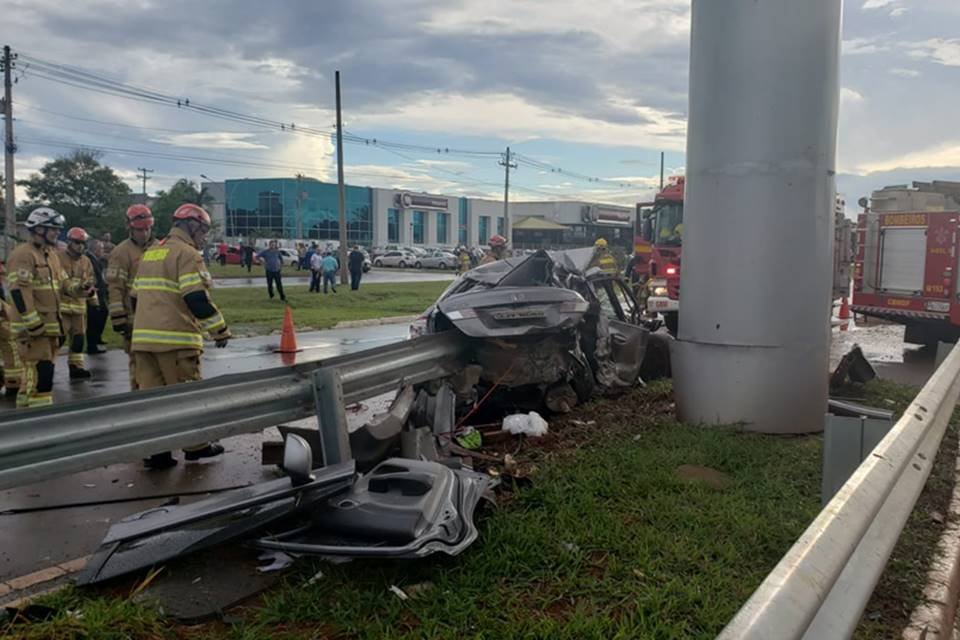 Motorista sobrevive a acidente que deixou carro destruído. Veja | Metrópoles