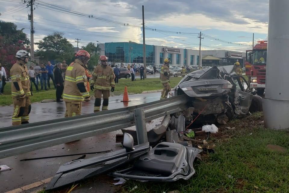 Motorista sobrevive a acidente que deixou carro destruído. Veja | Metrópoles