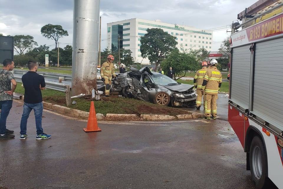 Motorista sobrevive a acidente que deixou carro destruído. Veja | Metrópoles