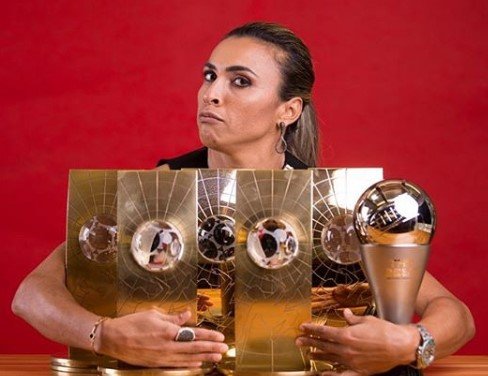 Rainha, embaixadora e… youtuber: Marta anuncia seu canal | Metrópoles