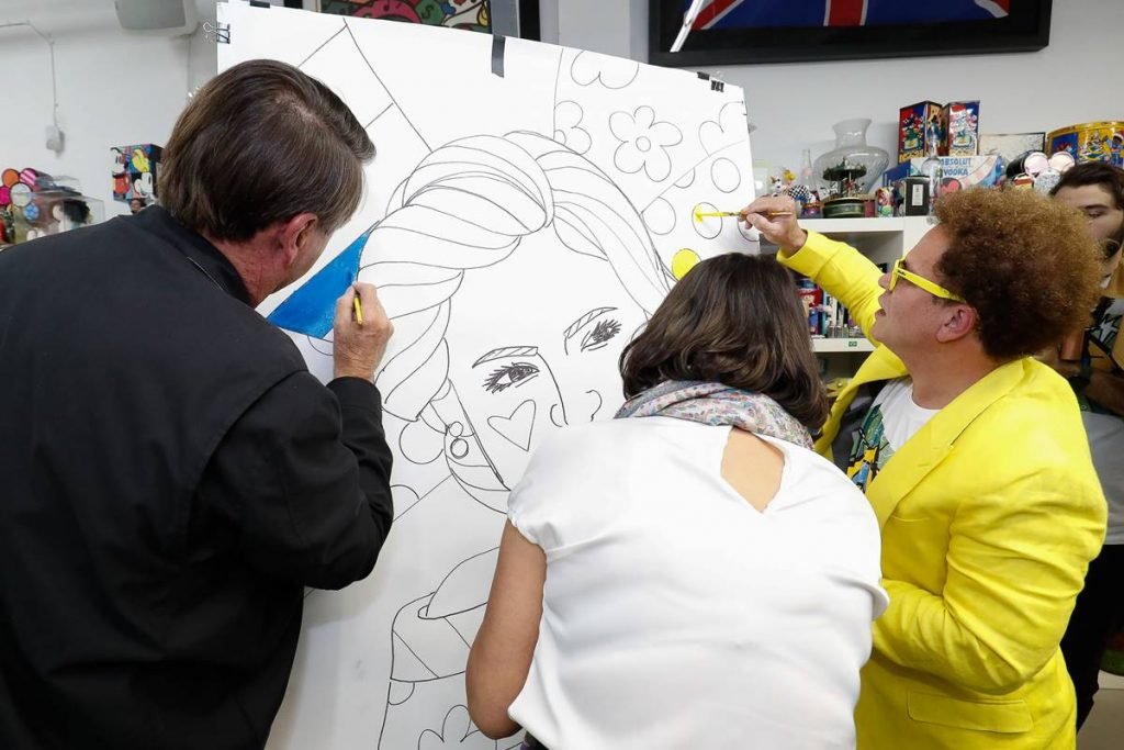 Bolsonaro pinta quadro de Michelle a convite de Romero Britto | Metrópoles