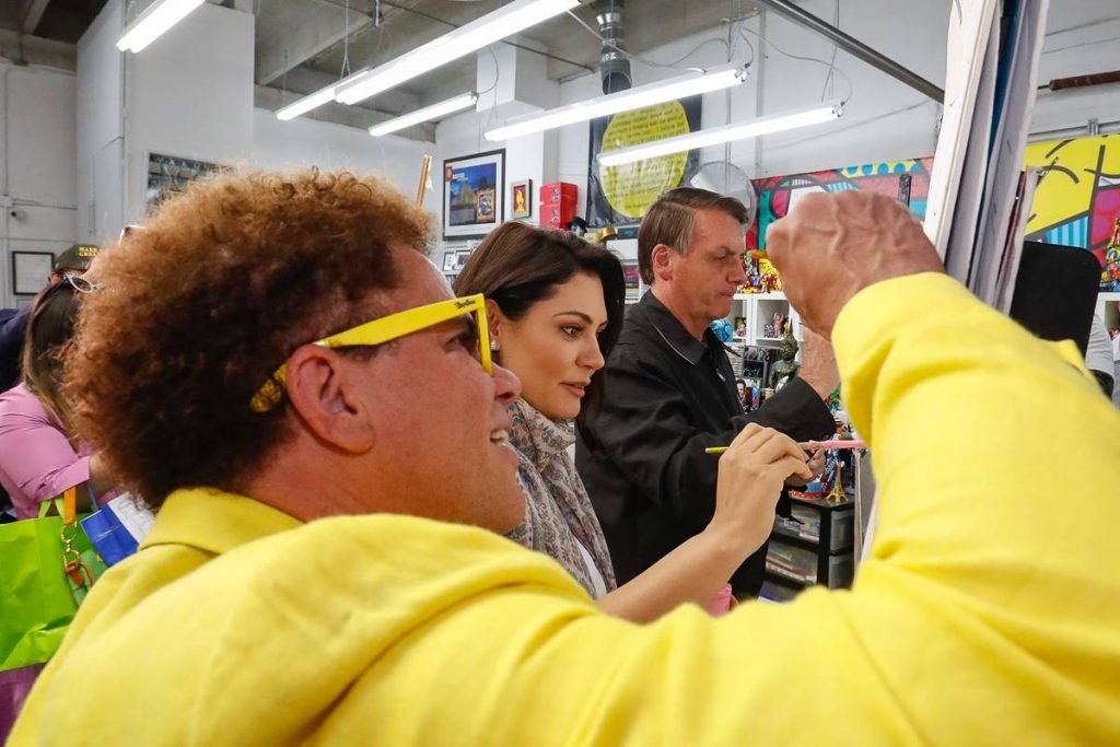 Bolsonaro pinta quadro de Michelle a convite de Romero Britto | Metrópoles