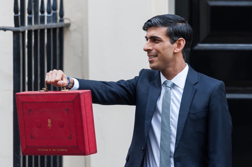 007? Pasta de chanceler britânico muda de cor e intriga web | Metrópoles