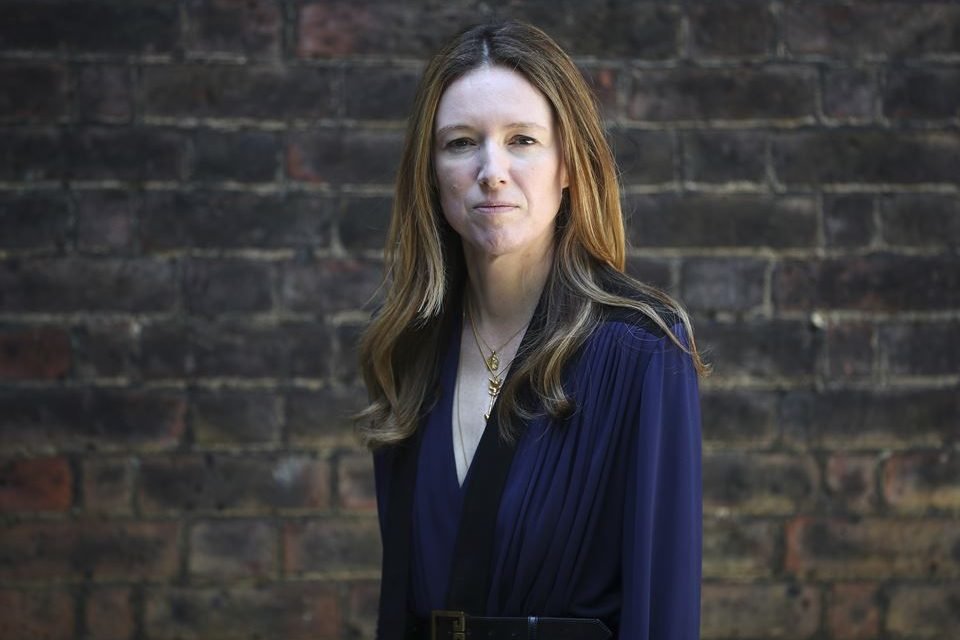 Clare Waight Keller deixa direção criativa da Givenchy | Metrópoles