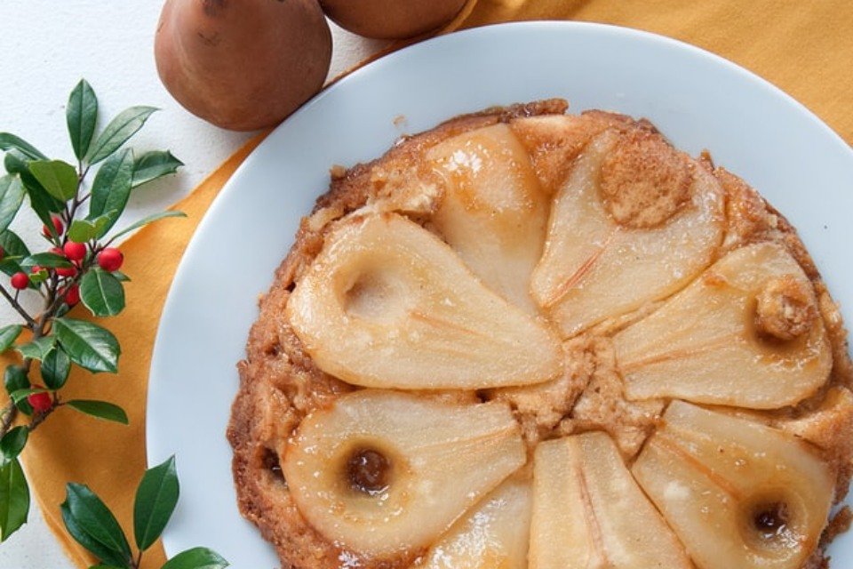 Torta de pera invertida fácil e cremosa: faça esta receita em casa ...