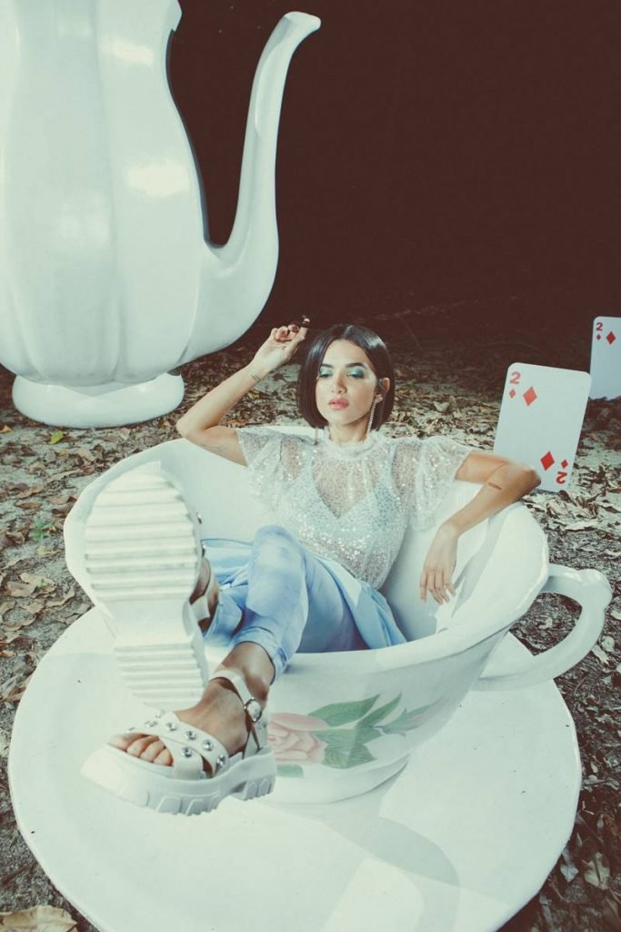 Veja onde assistir e como será a live com show de Manu Gavassi