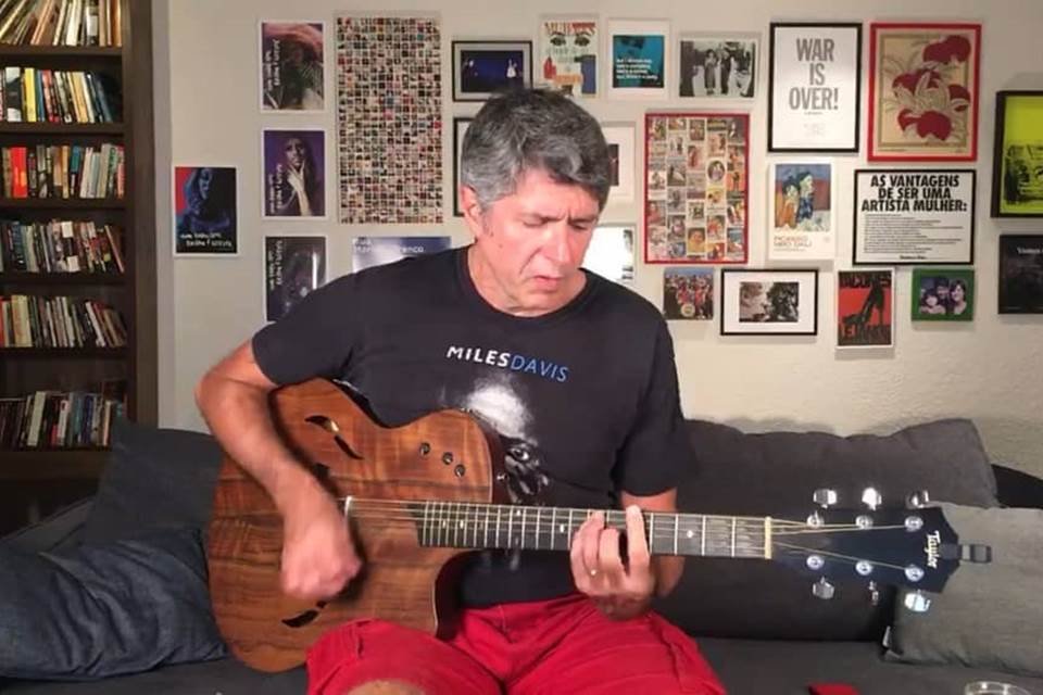 Veja onde assistir e como será a live com show do cantor Leoni | Metrópoles