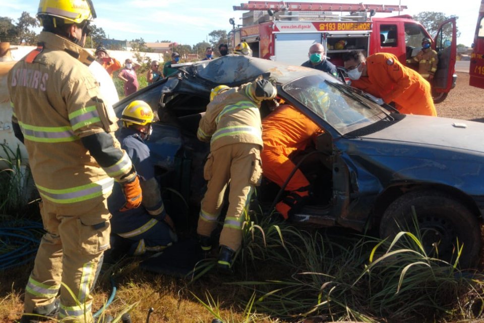 Acidente entre carro e moto em rodovia do DF mata jovem de 18 anos | Metrópoles
