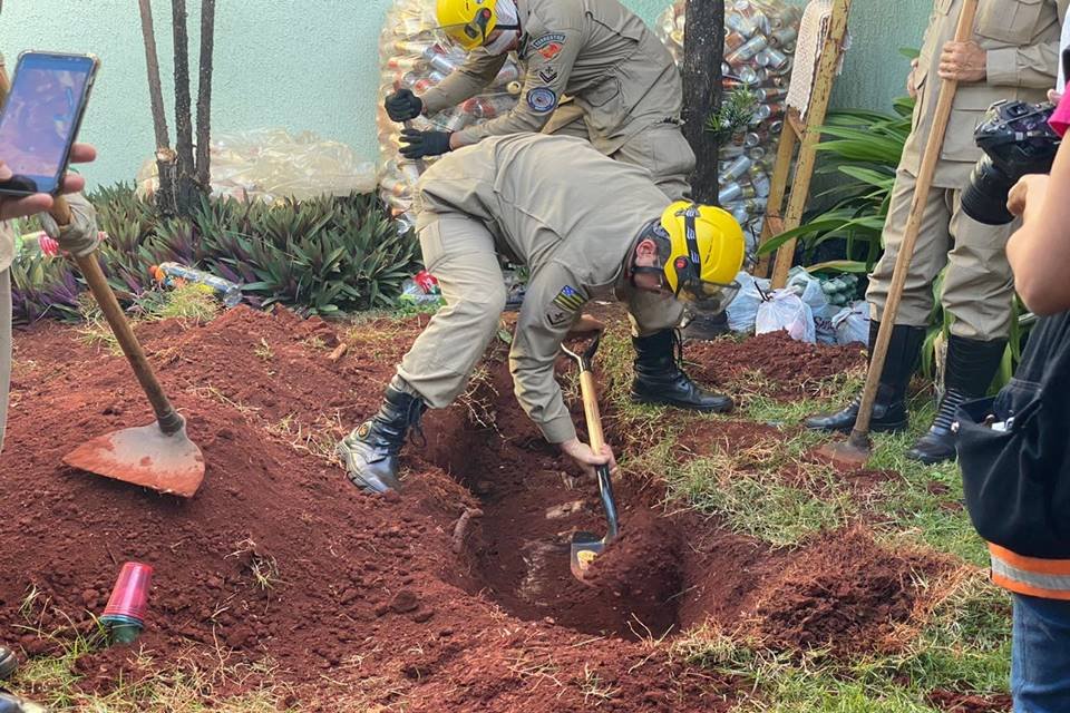 Mulher confessa ter matado marido e enterrado corpo no jardim de casa ... Mulher confessa ter matado marido e enterrado corpo no jardim de casa ...