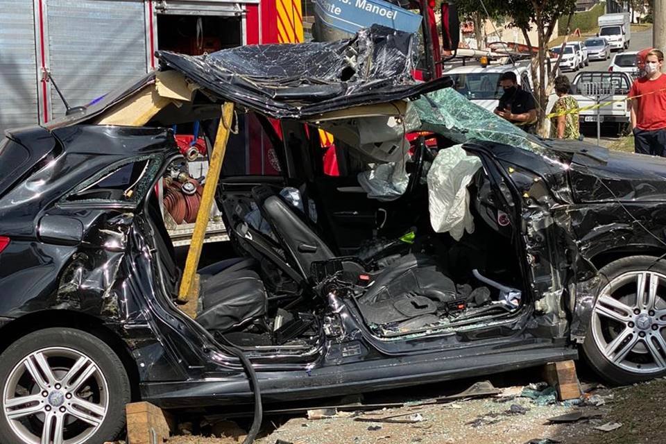 Motorista escapa com vida após carro ser totalmente amassado por ônibus ...