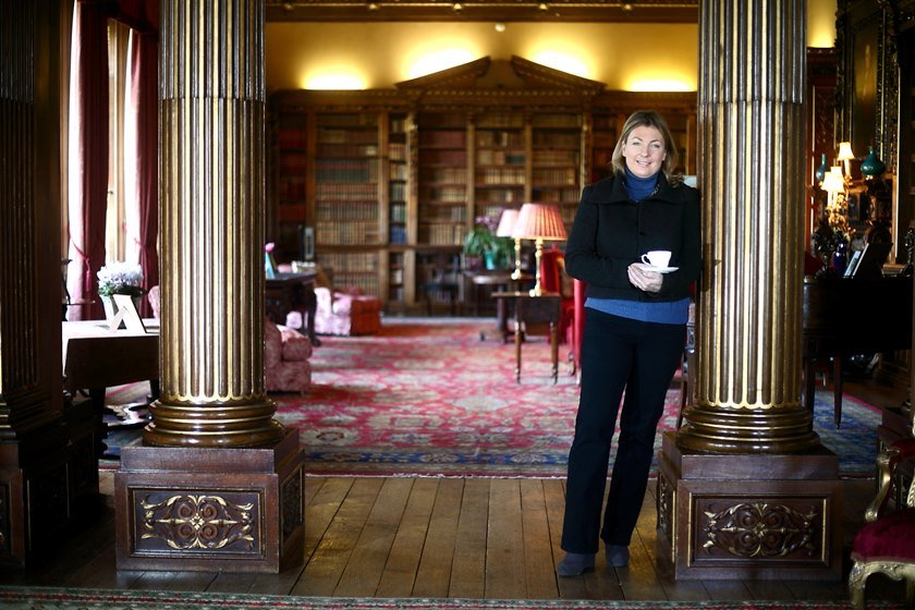 Em live, conde e condessa fazem festa em castelo cenário de Downton ...