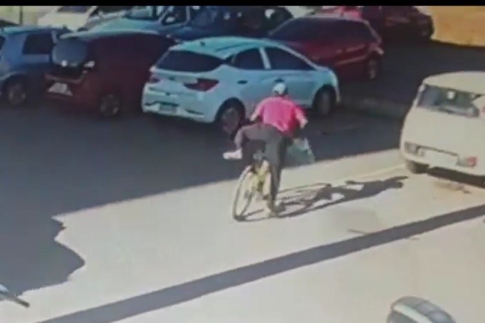 Vídeo Mulher Reage A Assalto No Df E Consegue Tomar Faca De Bandido