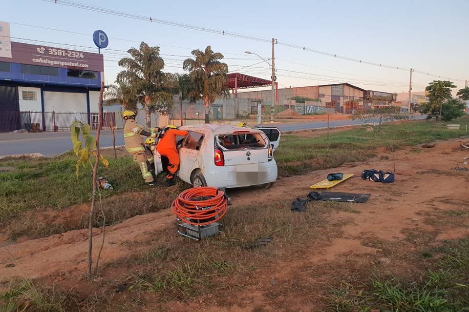 Carro capota na Estrutural e motorista fica preso às ferragens | Metrópoles Carro capota na Estrutural e motorista fica preso às ferragens | Metrópoles