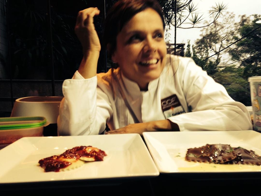 Sem gravação por causa da Covid-19, atriz vende comida por delivery ...