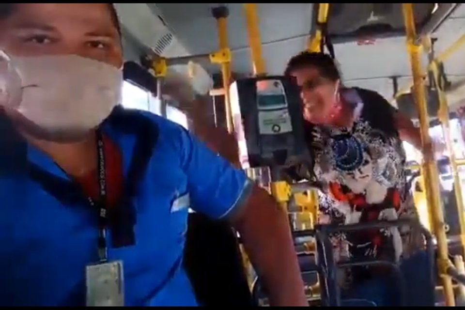 Vídeo: sem máscara, passageira agride cobrador de ônibus com tapas no ... Vídeo: sem máscara, passageira agride cobrador de ônibus com tapas no ...