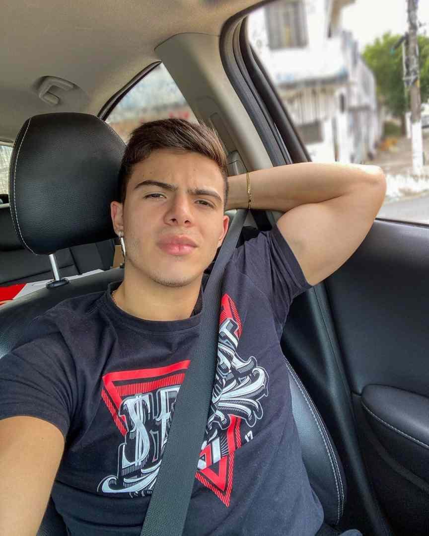 Após processar pai, ídolo teen Thomaz Costa entra em guerra com ...