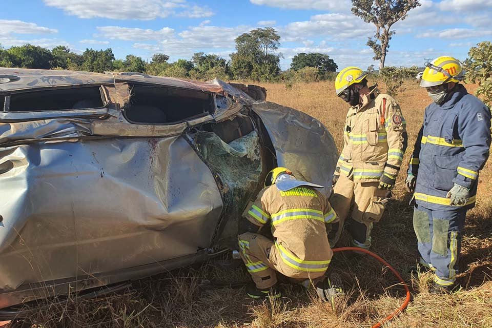 Vídeo: capotamento em rodovia do Entorno deixa um morto e dois feridos | Metrópoles