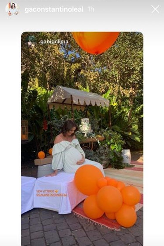 Gabi Constantino e Paulo Leal armam chá de bebê drive-thru para ...