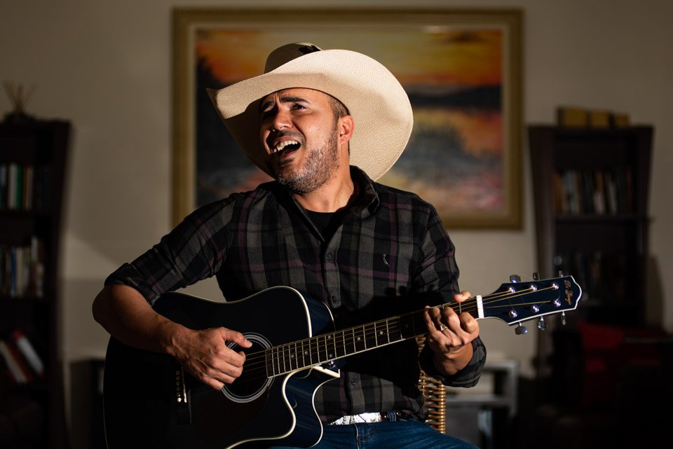 Músico reinventa a carreira após live desastrada e fatura em meio à ...