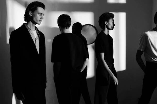 The Row, grife das gêmeas Olsen, enfrenta dificuldades financeiras ...