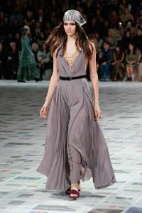 "Estilo camponesa": lenços na cabeça e vestidos floridos estão em alta