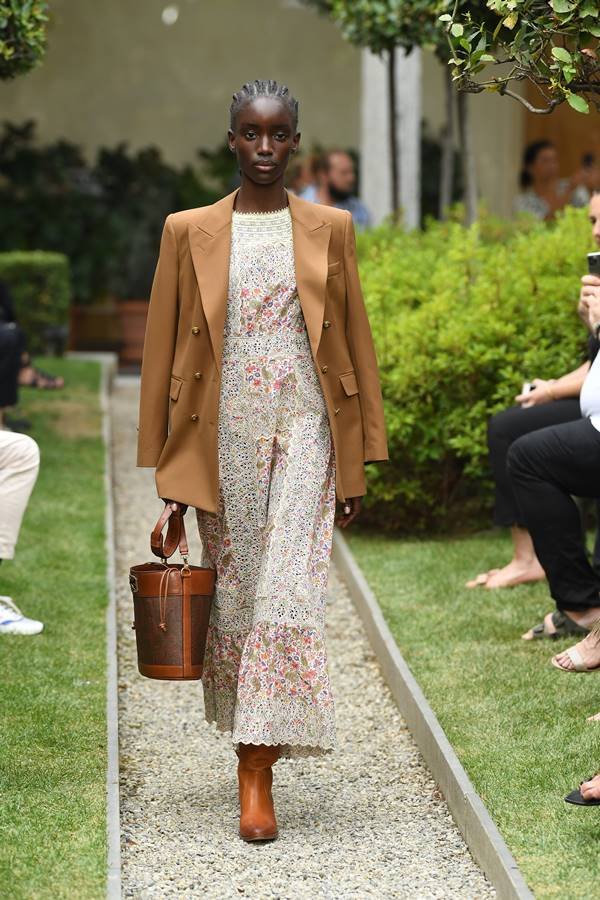 "Estilo camponesa": lenços na cabeça e vestidos floridos estão em alta