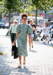 “Estilo camponesa”: lenços na cabeça e vestidos floridos estão em alta ...