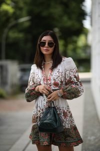 “Estilo camponesa”: lenços na cabeça e vestidos floridos estão em alta ...